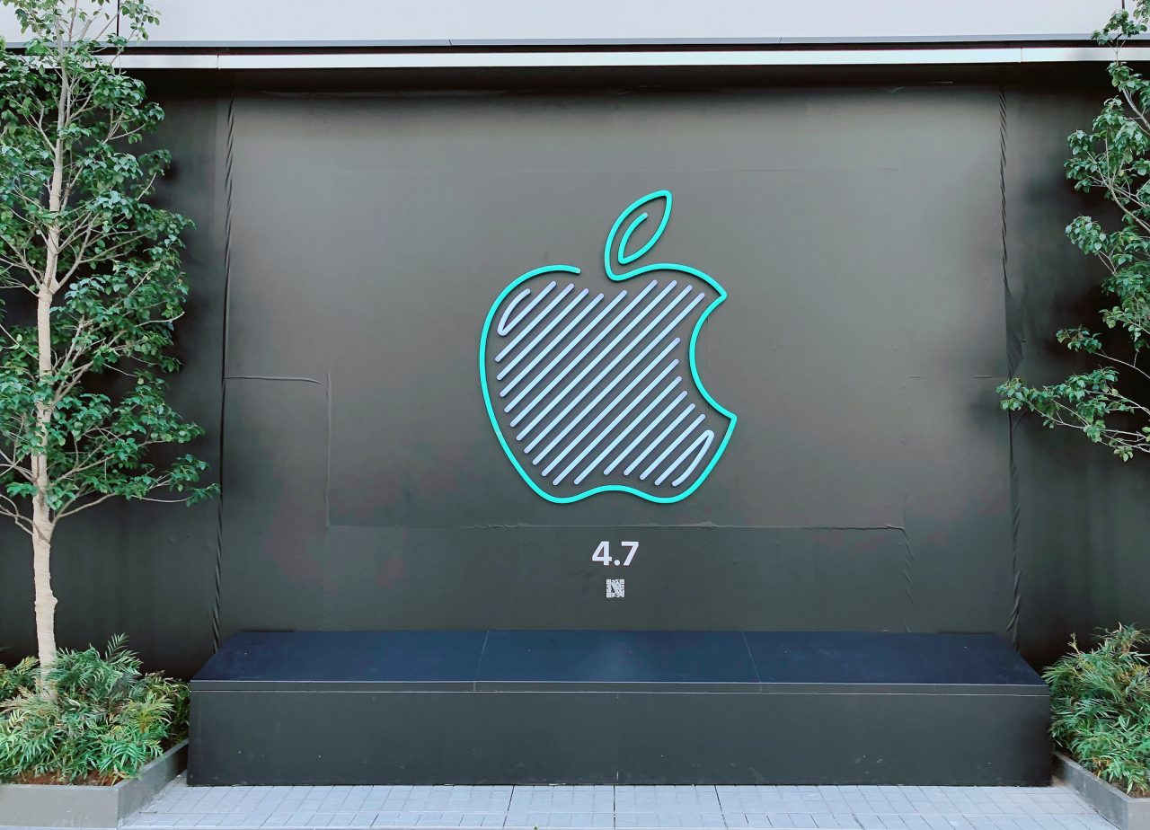 「Apple新宿」、オープン前に特別なネオンのAppleロゴ登場