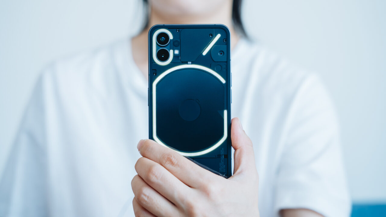 半数以上がiOSから乗り換え。Nothing Phone (1)が50万台超を販売、次回作の登場はまだ先